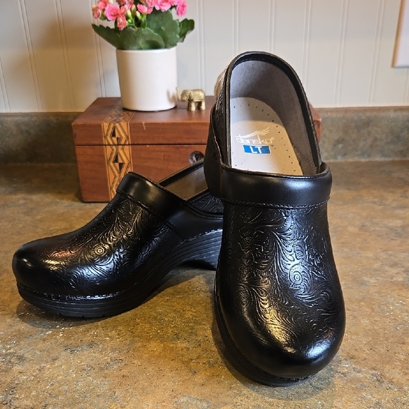 Dansko | Shoes | Nwot Dansko Lt Black Tooled Leather Clog Size 36 ...